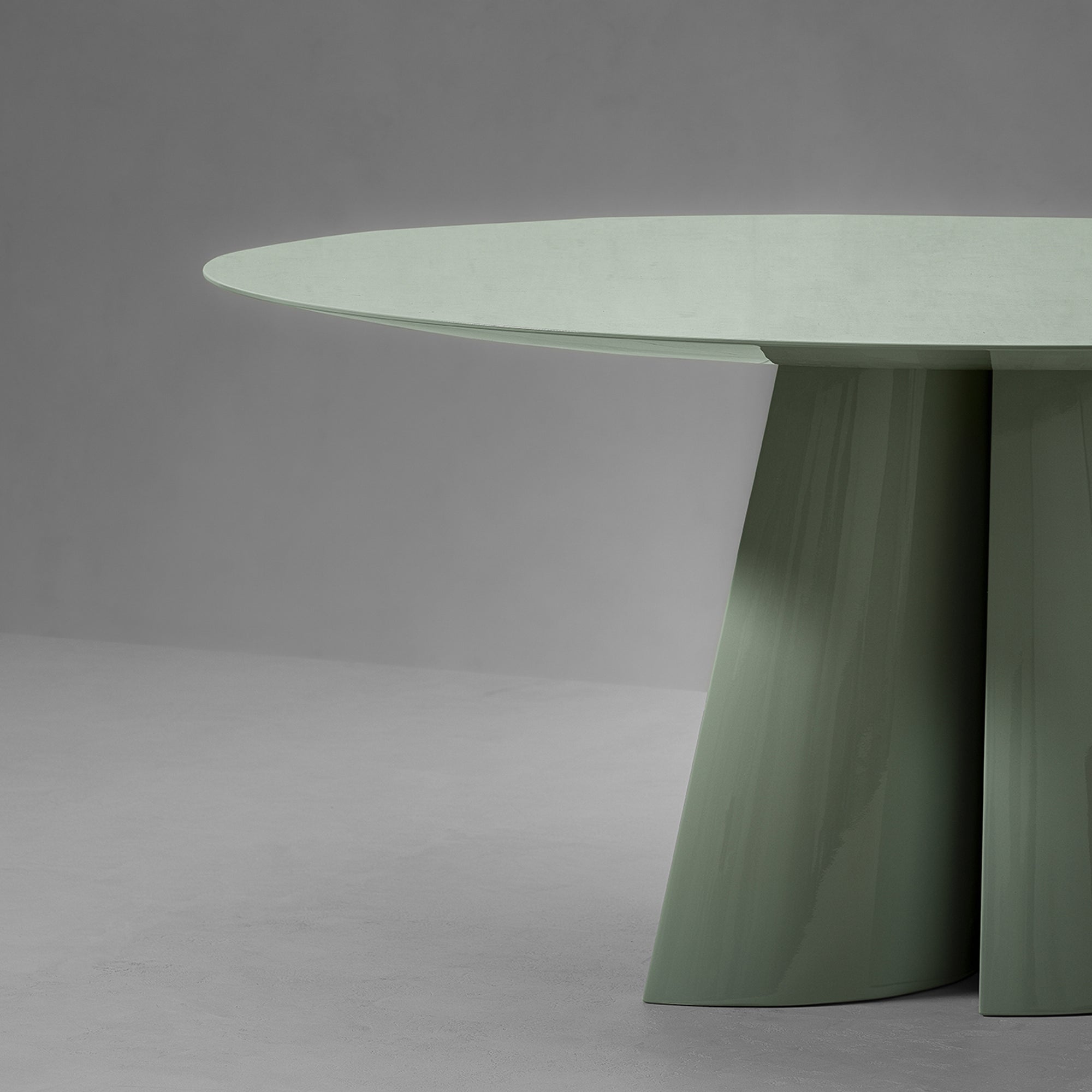 GOT Round Dining Table | Van Rossum | Monologuelondon.com