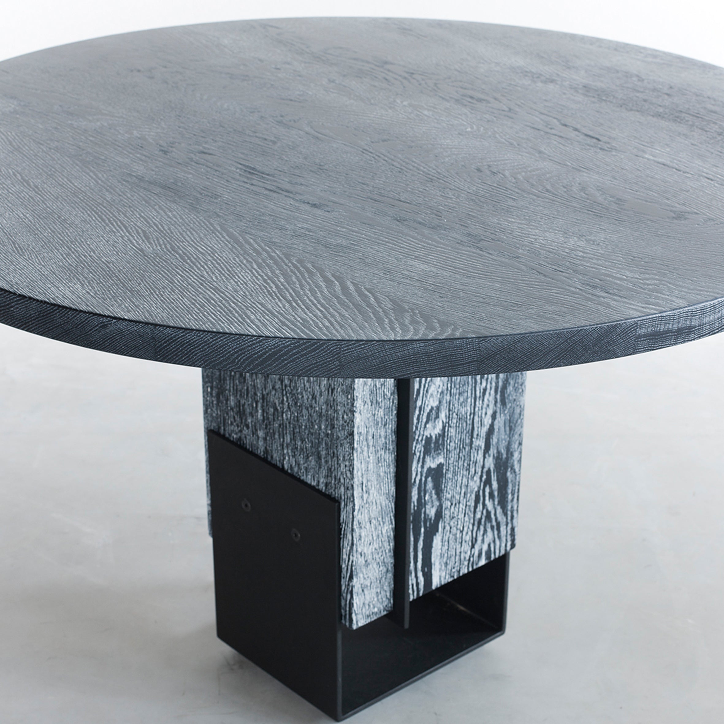 Kitale Round Dining Table | Van Rossum | Monologuelondon.com – Monologue London