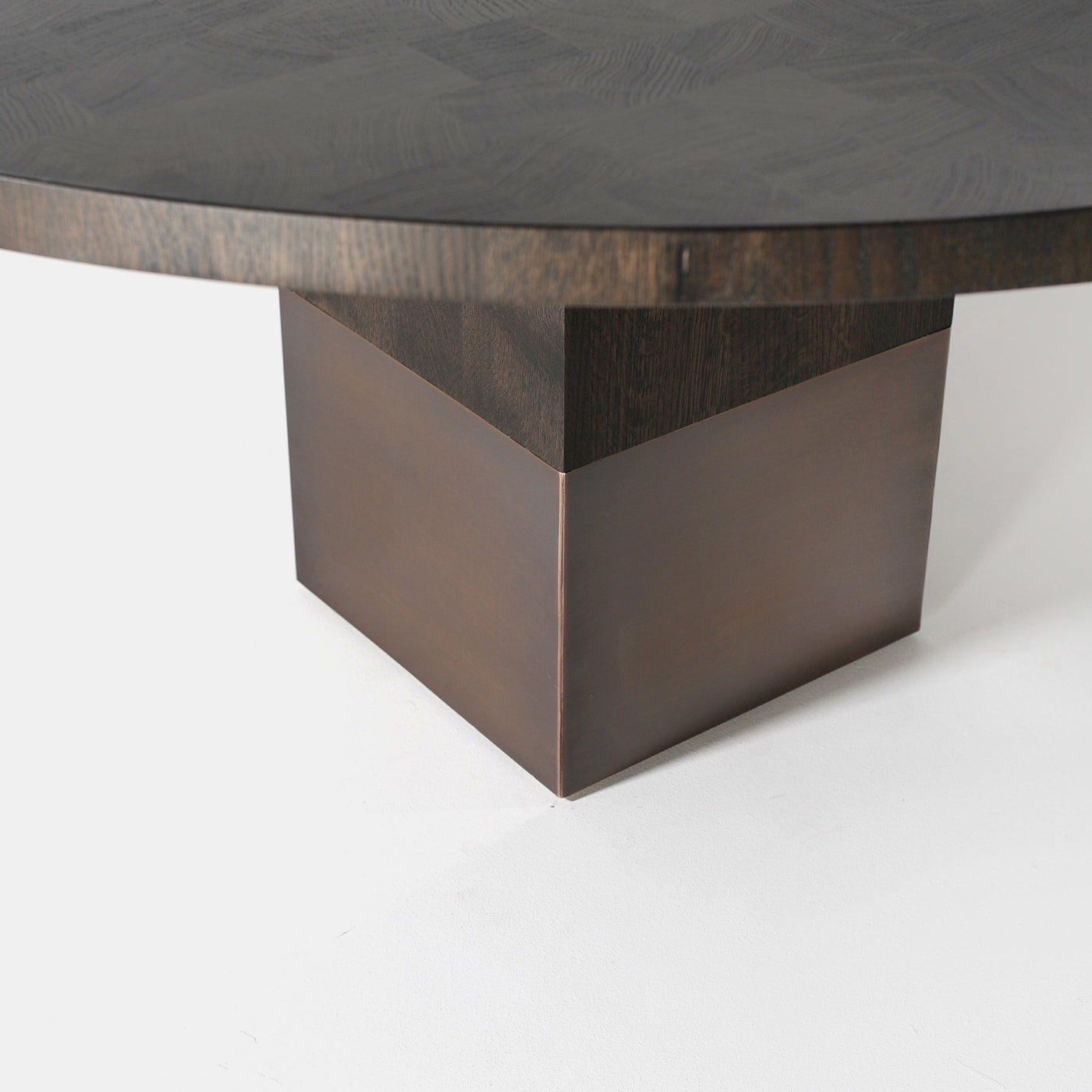 Nota Bene Round Dining Table | Van Rossum | Monologuelondon.com